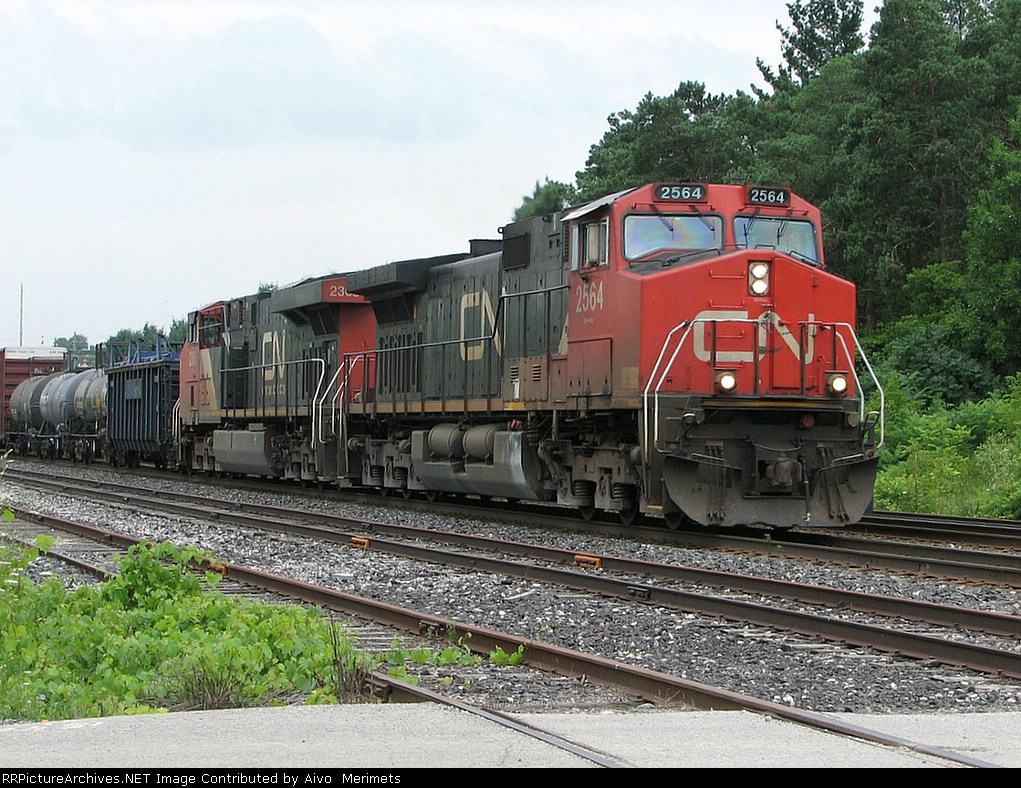 CN 2564 at Ingersoll.
